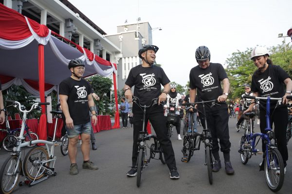 Diajak Bersepeda Wakil Dubes Inggris Pakai Brompton, Wali Kota Eri ... Diajak Bersepeda Wakil Dubes Inggris Pakai Brompton, Wali Kota Eri ...