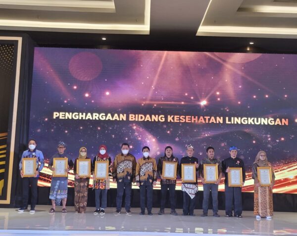 Wali Kota Eri Cahyadi Terima Penghargaan Pembina Terbaik Sentra Pangan ...