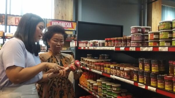 UMKM Maju Bersama Bu Rudy, Pusat Oleh Oleh Ini Terbesar di Surabaya ...