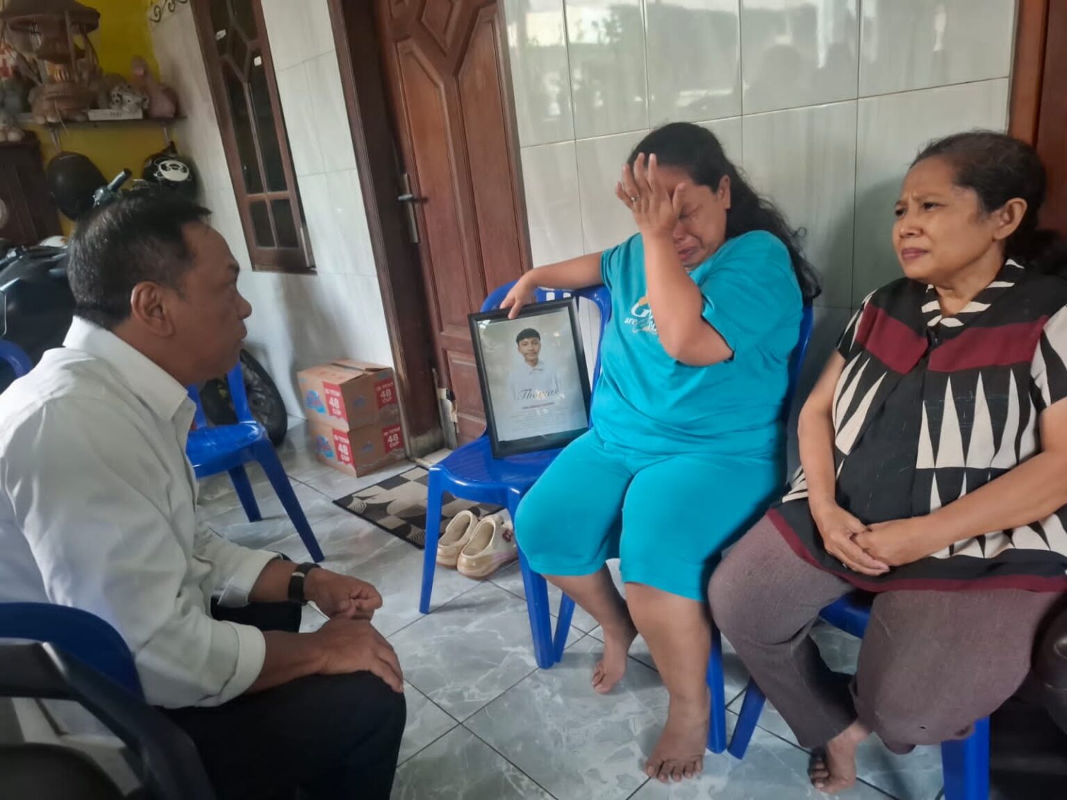 Keluarga Thomas Menangis Saat Legislator DPRD Surabaya Datang Melayat ...